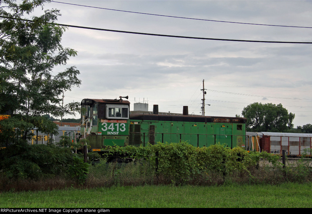 BNSF 3413 Little BN switcher.